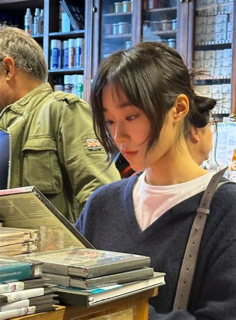 노윤서 실물 사람이 아니네요 발렌시아가 가방으로 완성한 역대급 사복 패션 분석 네이버 블로그