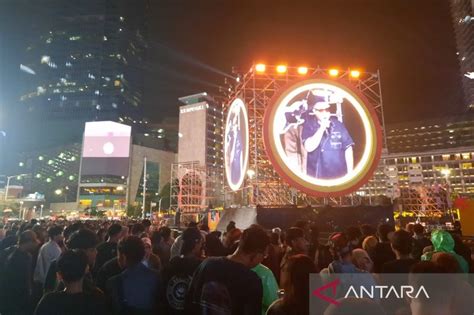 Warga Jakarta Padati Bundaran Hi Sambut Perggantain Tahun Baru 2026