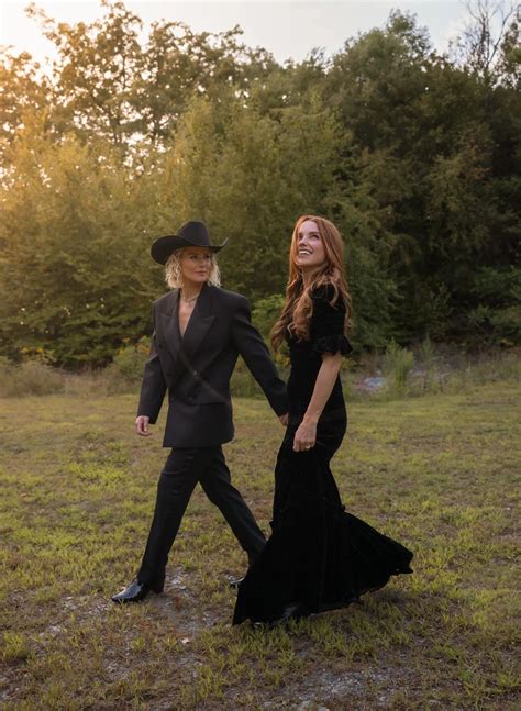 Sophia Bush E Ashlyn Harris Se Casaram A História Romântica Por Trás