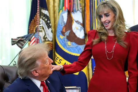 Dell Ceos Wife Appears With Trump In Oval Office To Defend ‘trump