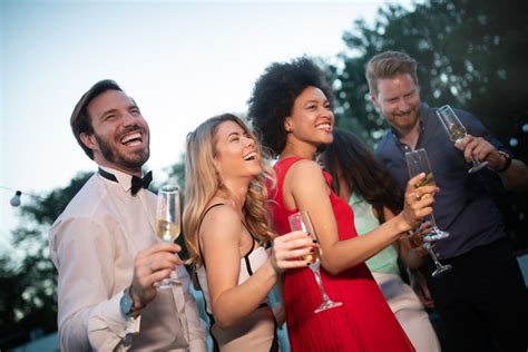 15 Cringe Things You Should Never Do At A Group Gathering Bolde