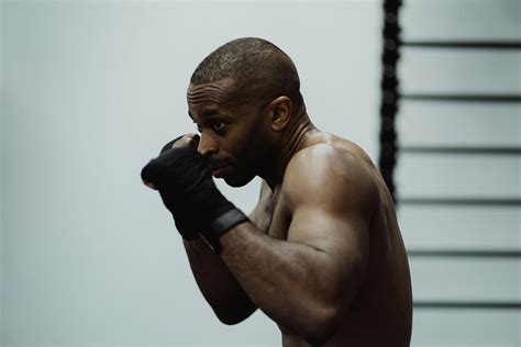 감싸인 손 강렬함 개인적 성장 건강 결단 경쟁 권투 권투 선수 남자 선수 모션 블러 무술 바디빌딩 방어 자세 배경을 흐리게 붕대 블랙 앤 화이트