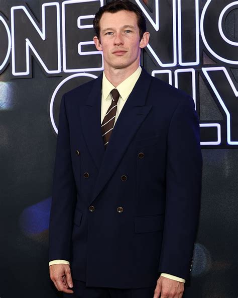 Callum Turner Usa Terno Sob Medida Da Louis Vuitton E Troca Camisa