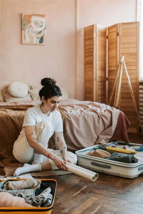 실내 개인 공간 계획하는 라이프스타일 레저 모험 문신 바닥에 앉아 방랑벽 방황하는 영혼 보고있는 보헤미안풍 봄 사람 수직 쐈어 수하물