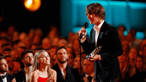 Zach Top Wins New Artist Of The Year At Cmas With Girlfriend Amelia