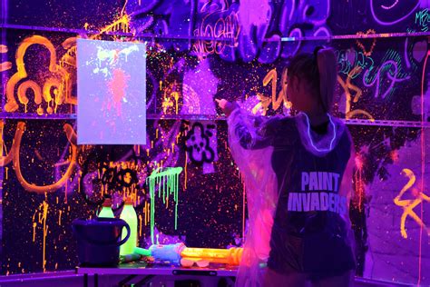 Paint Invaders svaiginanti fluorescencinio meno patirtis Paryžiuje Sortiraparis