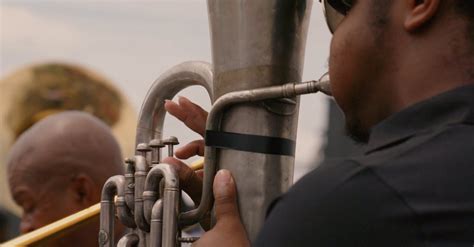 4k 거리 공연 거리 밴드 공연 공연가 구성 금 관악기 남자 노천 놀이 대머리 라이브 음악 라이브 이벤트 레저 레크리에이션 로우앵글 샷 리듬