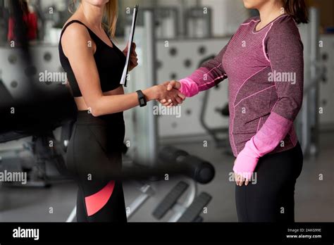 Crossfit Training Side View Hi Res Stock Photography And Images Alamy