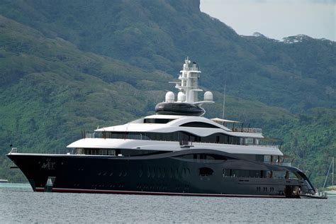 Mark Zuckerberg Addresses Claim His 300 Million Yacht Ignored Stranded