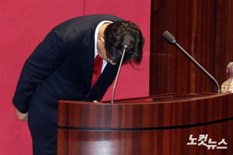 신상발언 마치고 인사하는 권성동 의원