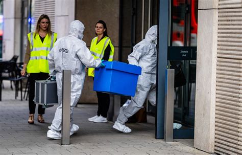 Angriff In Stuttgart Zeugen Löschen Frau Mit Feuerlöscher