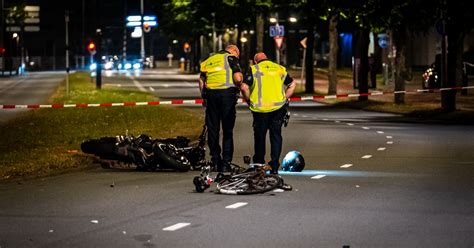 Fietser En Motorrijder Botsen Op Maasboulevard In Rotterdam Twee