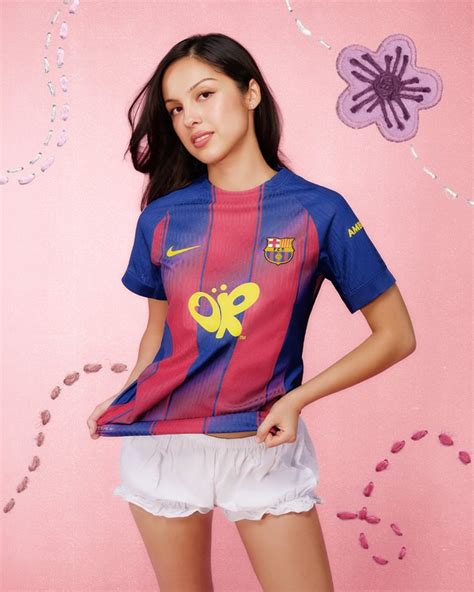 Gaya Olivia Rodrigo Jadi Pendukung Barca Padukan Jersey Dengan Celana