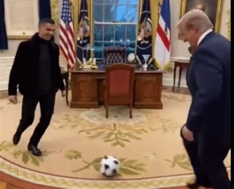 트럼프 호날두 정말 멋진 사람이라더니 美 백악관서 축구 한 바탕