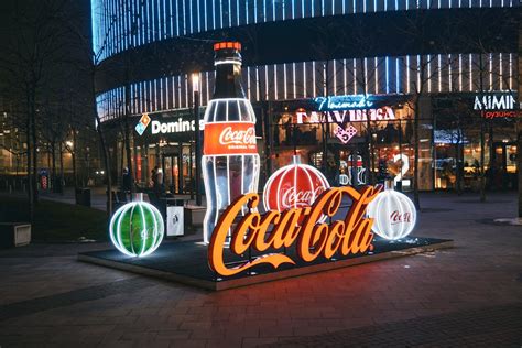 有关休閒 充满活力的城 光明的迹象 公共场所 公共广场 发光显示 可口可乐 商业街 城市 城市之光 城市广告 城市探索 城市景观 城市生活 城市的燈光 城市立面