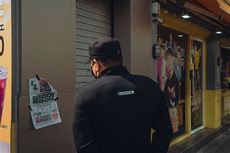 首尔街头的海报和行人 · 免费素材图片