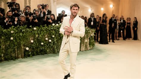 Chris Hemsworth And Gigi Hadid Whats Really Going On