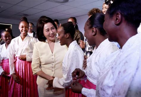 김혜경 여사 “김치는 찢어 먹으면 더 맛있어”…남아공서 한식 외교