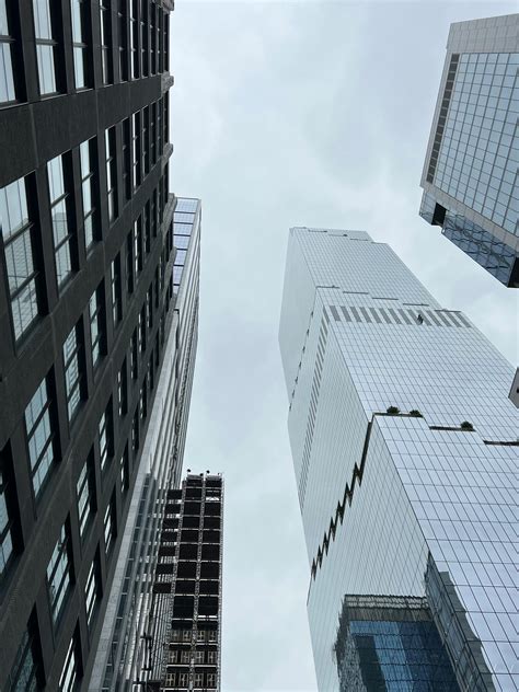 Şehir Merkezindeki Gökdelenlerin çarpıcı Manzarası · Ücretsiz Stok Fotoğraf