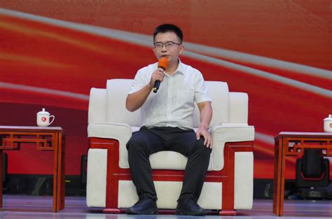 《青春会客厅》侧记｜红旗下，他们这样回答凤凰网