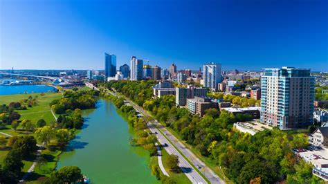 16 Best Hotels In Milwaukee Hotels From 43night Kayak