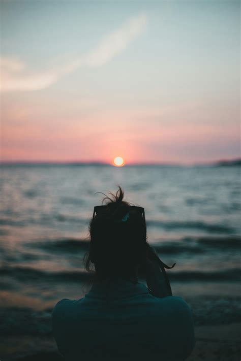 가벼운 경치가 좋은 고요한 낭만적인 따뜻한 라이프스타일 목가적인 물 바다 생생한 수평선 스카이라인 실루엣 아름다운 야외에서 얼굴이없는 여름