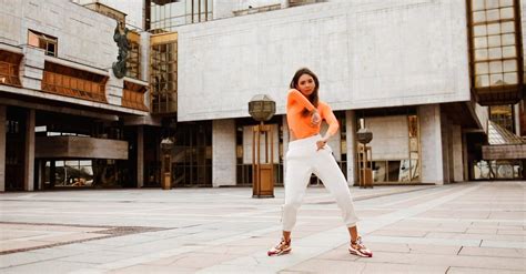 집 밖의 건물 건축의 공연 기술 나타내는 낮 다이나믹한 댄서 도시 댄서 도시 풍경 도시의 레저 섹시한 소녀 스니커즈 스타일 안무 액티비티