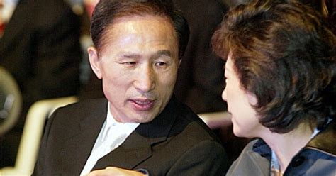 이야기 나누는 이명박 전 시장과 박근혜 전 대표