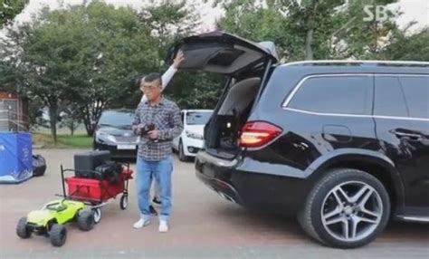 “침묵 6년 후 첫 무대” 김건모 단독 콘서트 출근길 차로 증명한 그의 존재감 Extreme Racing