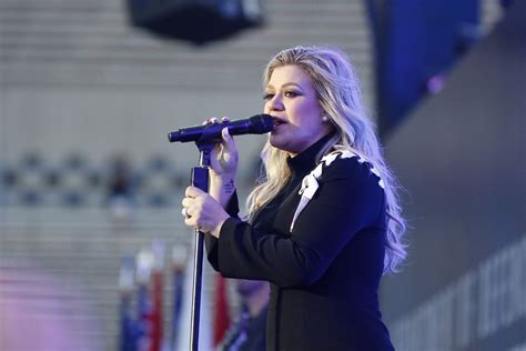 Kelly Clarkson Video On Being Mistaken For A Seat
