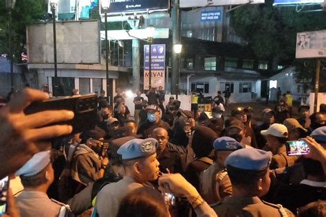 Viral Video Pria Berompi Semprot Cairan Merica Saat Demo Satpol Pp Diy