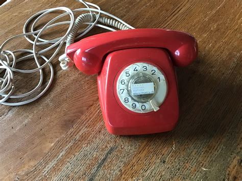 Ancien téléphone bakélite vintage rouge D occasion à Fully pour CHF avec livraison
