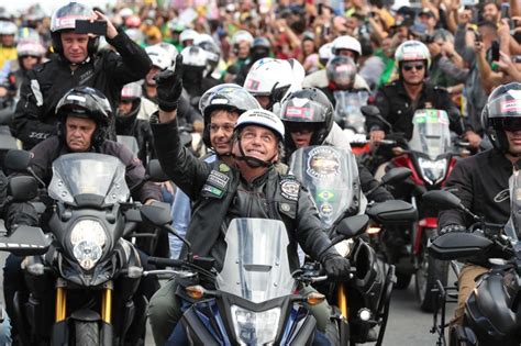 Bolsonaro participa da última motociata de sua vida nesta terça
