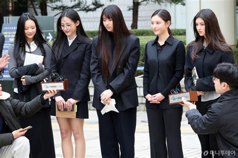 빨리 컴백 Vs 사과 먼저…1년만에 돌아온 뉴진스 쪼개진 팬덤