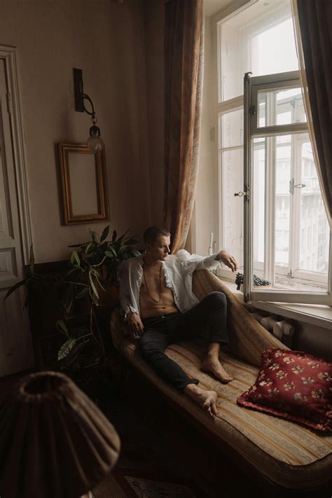 가벼운 고요한 교활한 근육질의 남성 남성 명사 남성 성 남자 내성적 인 누워 있는 라이프스타일 매력적인 묵상 반사 부드러운 조명 상의 탈의