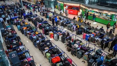 Thai Airways Cuts Flights Battles Baggage Chaos As Bangkok Floods Ease