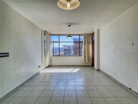 타일 바닥과 큰 창문이 있는 넓고 빈 방 · 무료 스톡 사진