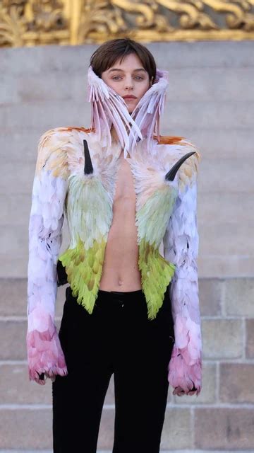 ¿es Un Pájaro El Delirante Y Controvertido Look De Emma Corrin Con