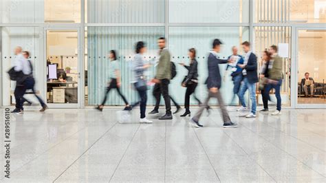 Viele Verschwommene Menschen Gehen Durch Büro の Stock フォト Adobe Stock