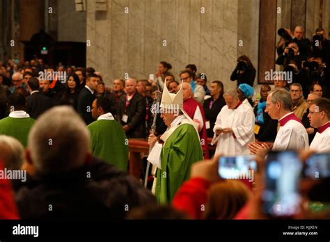 Saint Peters Basilica Pope Hi Res Stock Photography And Images Alamy
