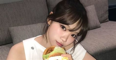 르세라핌 김채원 혼자서 3개를 무대 밖에선 햄버거 먹짱