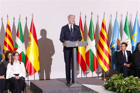 le roi felipe vi et la reine letizia se recueillent un an après la tempête de valence