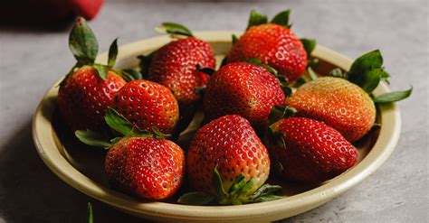 소박한 세라믹 접시에 담긴 신선한 딸기 · 무료 스톡 사진