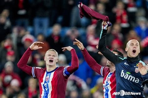 지금은 홀란 시대 멀티골 A매치 10경기 연속골 폭발 노르웨이 이탈리아 제치고 28년 만에 월드컵 진출 눈앞