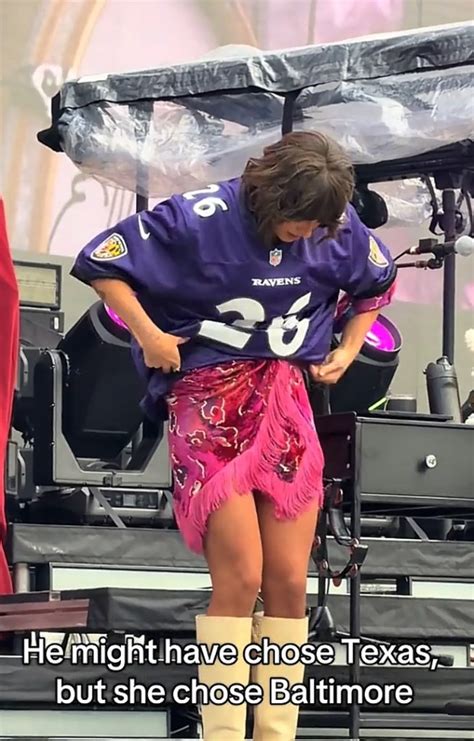 Country Star Ella Langley Fixes Wardrobe Malfunction With Clever Trick