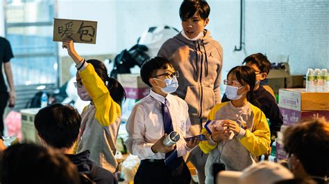 社会各界捐款捐物帮助香港大埔火灾受灾居民