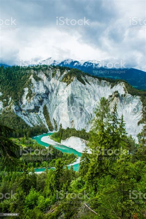 에메랄드 그린 리버 소나무 숲 및 록 키 산맥을 통해 꼬 부 랑 등정에 대한 스톡 사진 및 기타 이미지 등정 스위스 0명 Istock