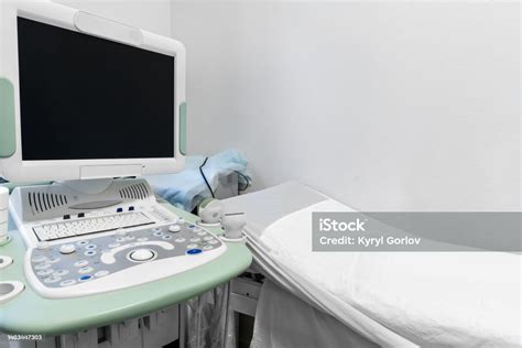 소파와 진단 도구가있는 의사의 사무실 클리닉에서 초음파 기계의 클로즈업 첨단 기술 장비를 갖춘 현대 병원 건강 관리 진단 및 질병 예방 개념 임신에 대한 스톡 사진 및 기타