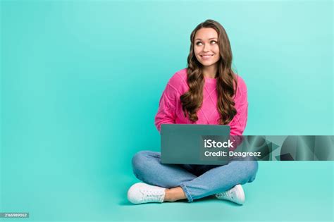 화려한 긍정적 인 소녀 앉아있는 바닥 홍보 넷북 장치 상점 빈 공간 청록색 배경에 고립 된 전체 길이 사진 30 34세에 대한 스톡 사진 및 기타 이미지 Istock