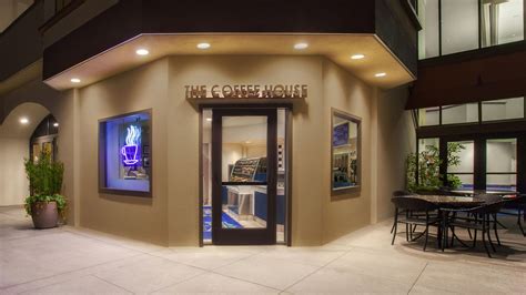 The Coffee House Dining And Restaurants Disneyland Hotel Disneyland